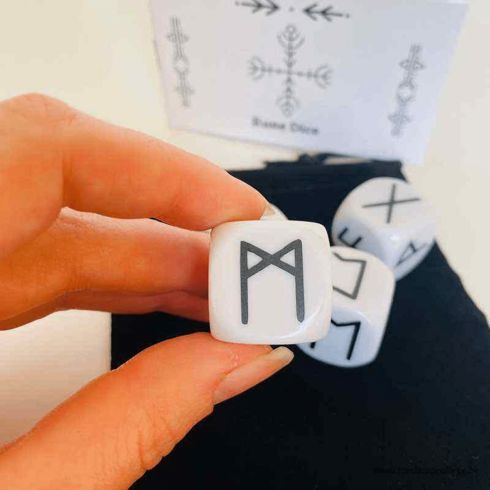 Rune - Dobbelstenen met fluwelen zakje en handleiding (EN)